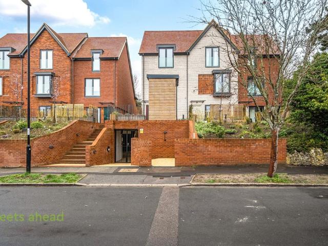 The Grove, Coulsdon, CR5 3 bed end of terrace house to rent £3,100 pcm £715 pw