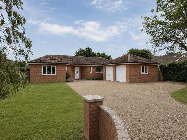 The Grove, Beck Row IP28 3 bed bungalow to rent £1,930 pcm £445 pw