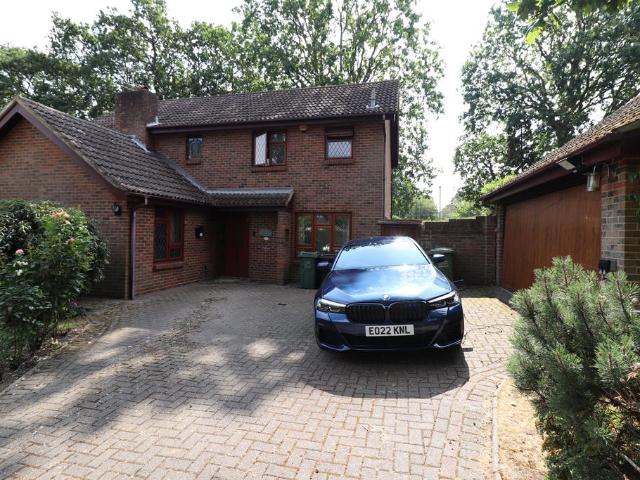 The Grove, BILLERICAY, CM11 4 bed house to rent £3,500 pcm £808 pw