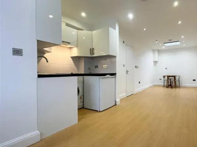 The Grove, Broadfields, London, HA8 8TL, United Kingdom | Studio apartment for rent #140801000 | Rentberry