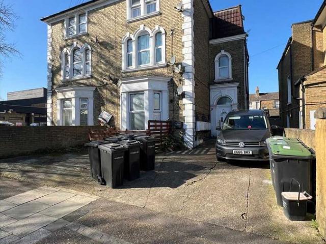 The Grove, Gravesend DA12, Studio to rent, £650 pcm | PrimeLocation