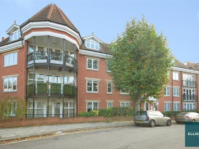The Grove, London, N3 2 bed apartment to rent £2,200 pcm £508 pw