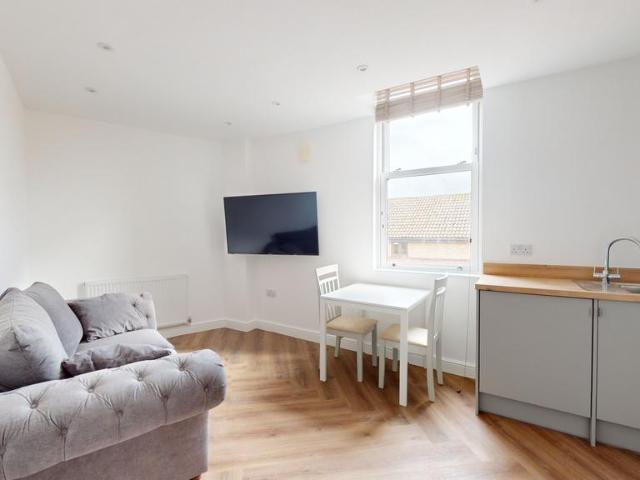 The Grove, Nottingham NG7 1 bed flat to rent £1,043 pcm £241 pw