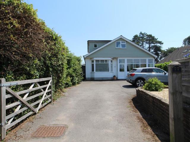 The Grove, West Christchurch. 4 bed detached house to rent £2,395 pcm £553 pw