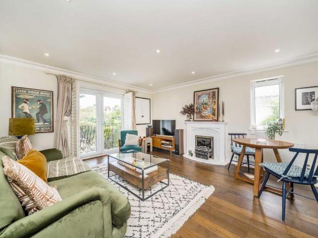 The Downs, London SW20 2 bed flat to rent £3,000 pcm £692 pw