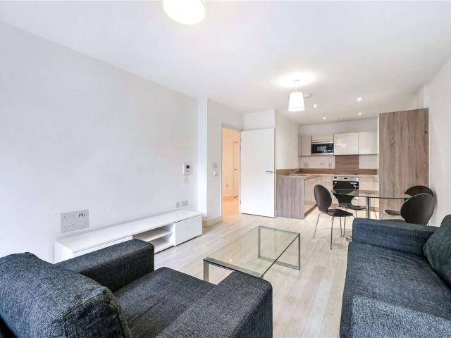 The development offers residents a number of amenities including  a 24 hour concierge, gym, and commercial and retail space for a variety of businesses, shops, and cafes
