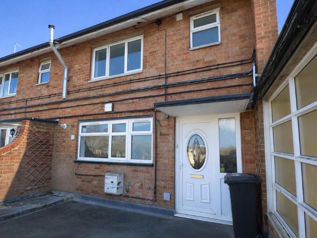 The Denes, Hemel Hempstead, HP3 3 bed flat to rent £1,650 pcm £381 pw