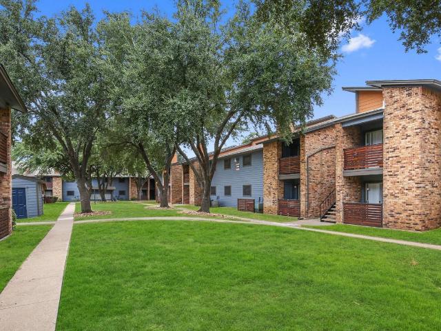 The District on Collins 1 Bedroom Apartment for Rent at 2910 S Collins St, Arlington, TX 76014