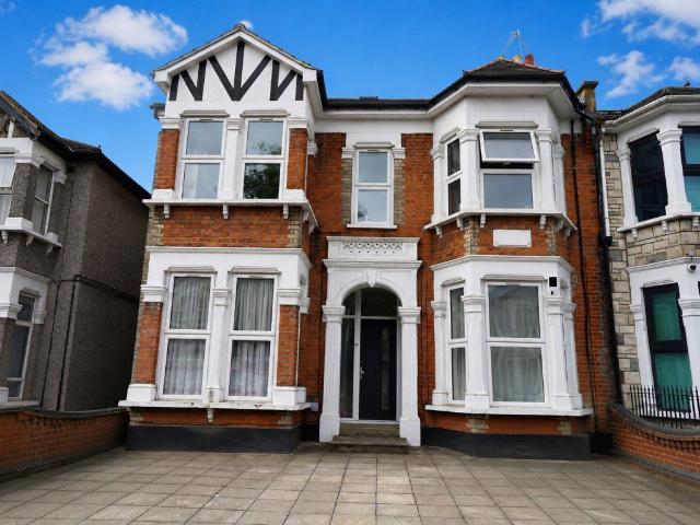 The Drive, Cranbrook, Ilford IG1, 1 bed flat to rent, £1,200 pcm | PrimeLocation