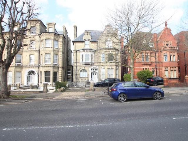 The Drive, Hove BN3 2 bed flat to rent £1,700 pcm £392 pw