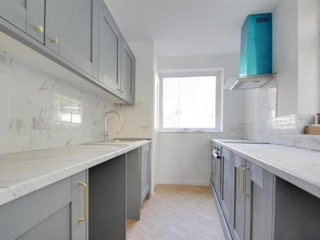 The Drive, Hove BN3 2 bed flat to rent £1,800 pcm £415 pw
