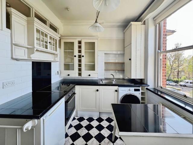 The Drive, Hove, East Sussex, BN3 2 bed flat to rent £1,850 pcm £427 pw