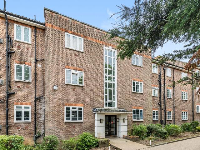 The Drive, London E18, 2 bed flat to rent, £1,800 pcm | PrimeLocation