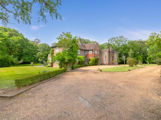 The Drive, Uckfield TN22 7 bed detached house to rent £7,750 pcm £1,788 pw