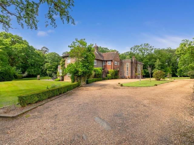 The Drive, Uckfield TN22 7 bed detached house to rent £7,750 pcm £1,788 pw