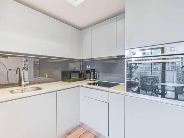 The Dumont, Albert Embankment. Studio to rent £3,500 pcm £808 pw