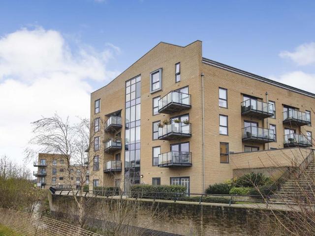 The Embankment, Nash Mills Wharf. 2 bed apartment to rent £1,800 pcm £415 pw