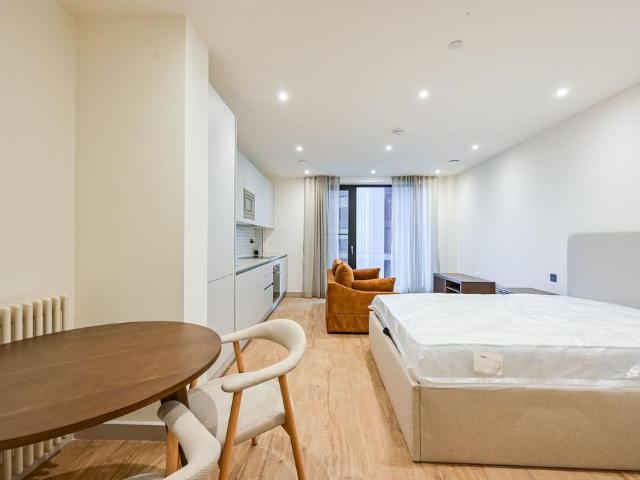 The Eades, Selborne Road. Studio to rent £2,195 pcm £507 pw