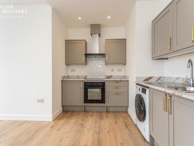 The Esplanade, Worthing 1 bed apartment to rent £1,175 pcm £271 pw