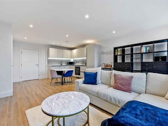 The Factory, Memorial Avenue, Slough. 2 bed apartment to rent £2,100 pcm £485 pw