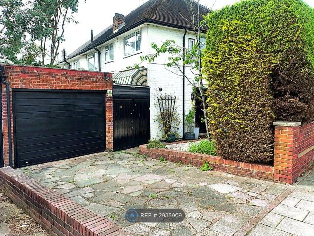 The Fairway, London NW7, 2 bed end terrace house to rent, £1,950 pcm | PrimeLocation