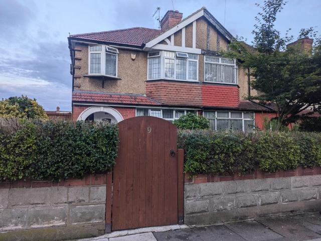 The Fairway, Northolt UB5 3 bed semi detached house to rent £2,300 pcm £531 pw