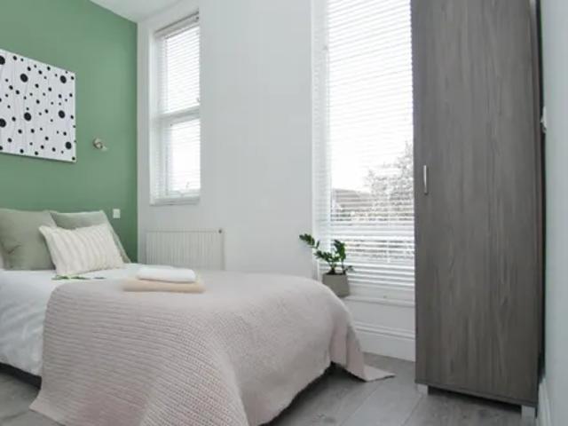 The Fairway, Old Oak Common Lane, London, W3 7DN, United Kingdom | Room for rent #154591163 | Rentberry