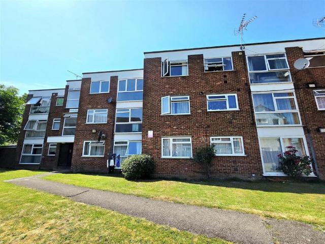 The Farmlands, Northolt 2 bed flat to rent £1,750 pcm £404 pw