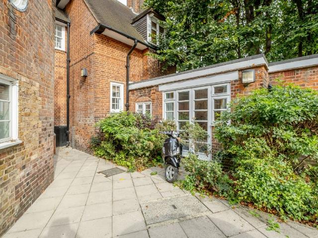 The Fire Chief Cottage, London SE18, 3 bed flat to rent, £2,500 pcm | PrimeLocation