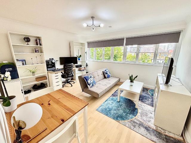 The Firs, Woodford Green IG8, 1 bed flat to rent, £1,500 pcm | PrimeLocation