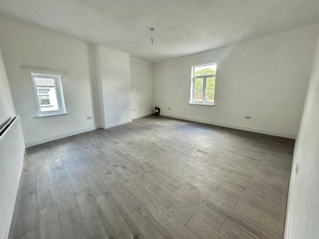 Wolverhampton WV6, 3 bed flat to rent, £1,150 pcm | PrimeLocation