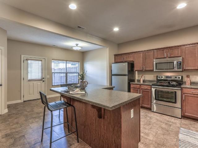 The Flats on 41 3 Bedroom Apartment for Rent at 140 N 41st St, Omaha, NE 68131 Joslyn Castle