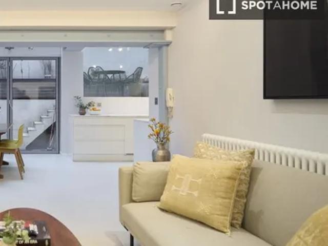 The Knight of Notting Hill, 139 Lancaster Road, London, W10 6HJ, United Kingdom | 1 bed apartment for rent #161140084 | Rentberry