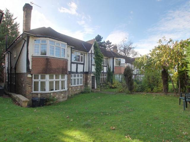 The Knoll, Beckenham BR3 3 bed flat to rent £1,950 pcm £450 pw