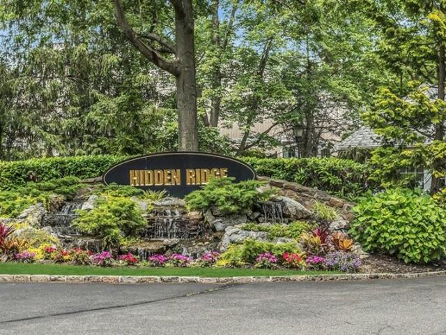 The Knoll, Syosset, Condo For Sale