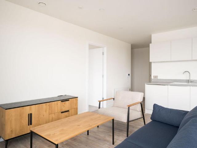 The Kell, Gillingham Gate Road. 3 bed flat to rent £1,865 pcm £430 pw