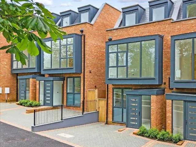 The Kings Head, 2b Kings Head Hill, London, E4 7EA, United Kingdom | 4 bed townhouse for rent #136444112 | Rentberry