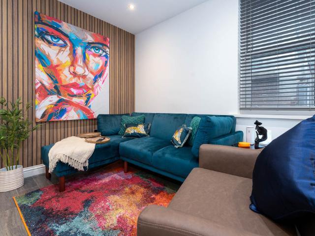 THE HOUSE OF FACES | Central Brighton Has an Apartment
