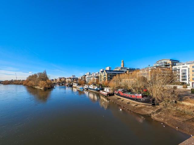 The Hollows, Brentford 1 bed property to rent £1,395 pcm £322 pw