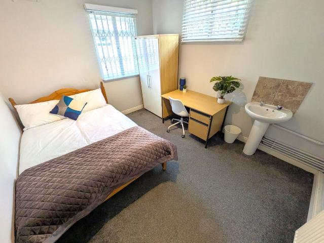 The Hollies, Third Avenue, Nottingham NG7, Room to rent, £550 pcm | PrimeLocation