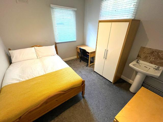 The Hollies, Third Avenue, Nottingham NG7, Room to rent, £585 pcm | PrimeLocation