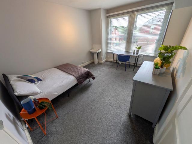 The Hollies, Third Avenue, Nottingham NG7, Room to rent, £585 pcm | PrimeLocation