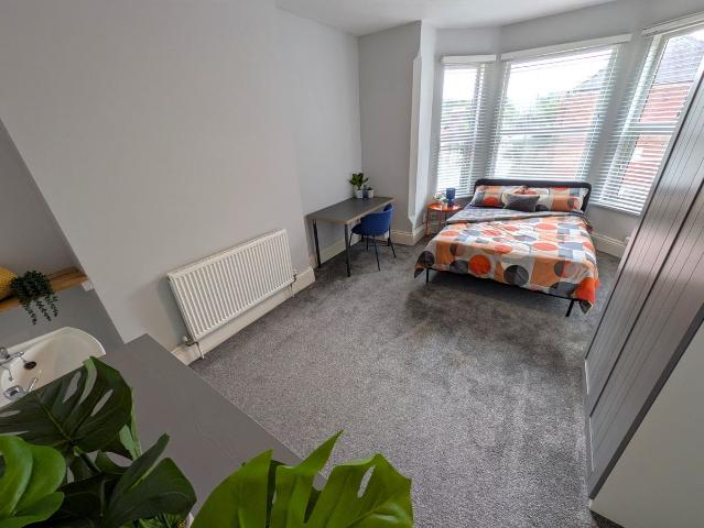 The Hollies, Third Avenue, Nottingham NG7, Room to rent, £585 pcm | PrimeLocation
