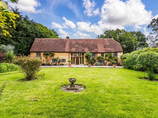 The Haven, Billingshurst, RH14 4 bed detached bungalow to rent £5,950 pcm £1,373 pw