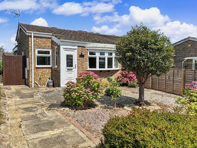 The Hawthorns, Bluntisham PE28, 2 bed bungalow to rent, £1,250 pcm | PrimeLocation