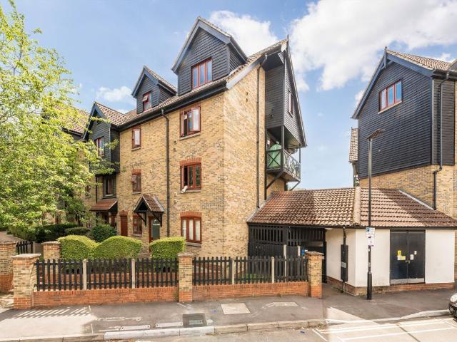 The Ham, Brentford TW8, 2 bed flat to rent, £2,000 pcm | PrimeLocation