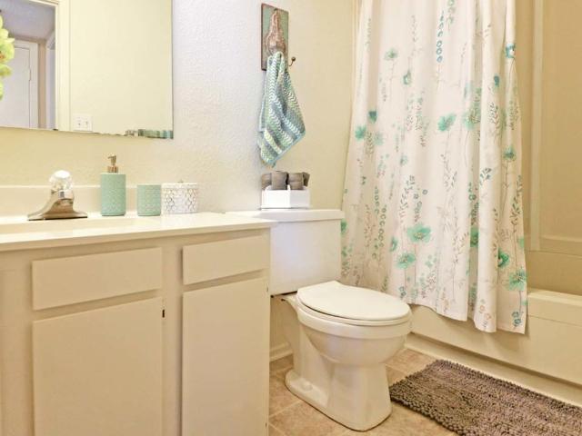 The Hamptons at Country Park 2 Bedroom Apartment for Rent at 4515 Lawndale Drive, Greensboro, NC 27455 Battlefield