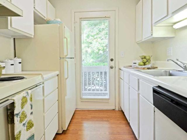 The Hamptons at Country Park 3 Bedroom Apartment for Rent at 4515 Lawndale Drive, Greensboro, NC 27455 Battlefield