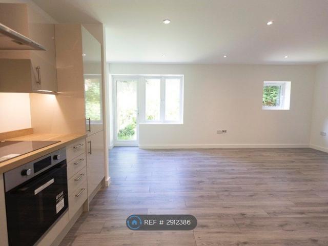 The Headlands, Penryn TR10, 2 bed flat to rent, £1,600 pcm | PrimeLocation