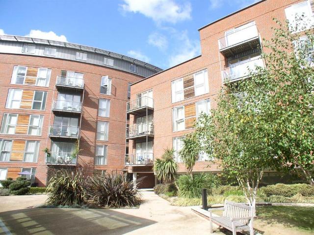 The Heart, Walton On Thames 1 bed flat to rent £1,450 pcm £335 pw